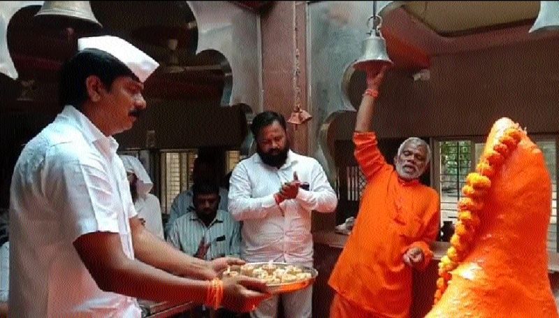 मंत्र्यांच्या स्वास्थ्यासाठी मुक्ताईनगरच्या आमदारांनी उघडले मंदिर ...
