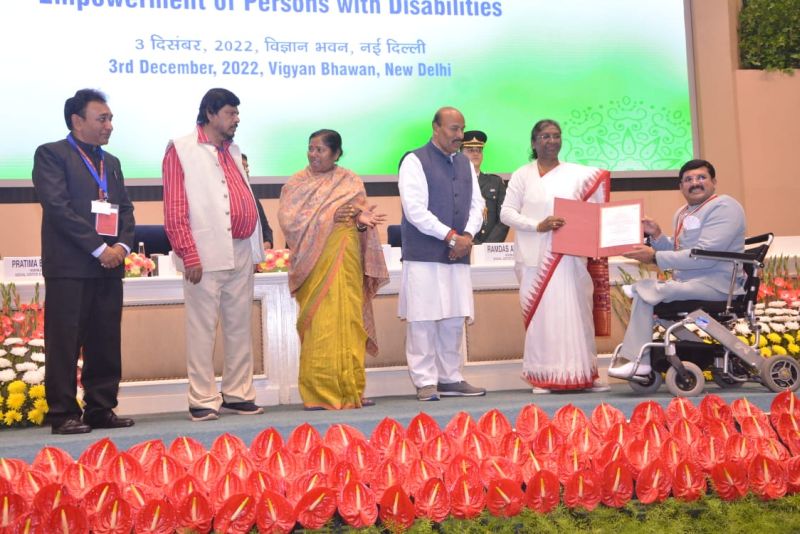 नागपूरचे उद्योजक जयसिंग चव्हाण यांचा राष्ट्रपतीच्या हस्ते गौरव ...