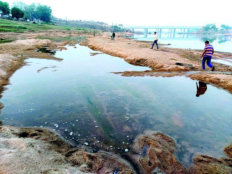 रेती तस्करांनी पोखरले वैनगंगा नदीपात्र Bhandara Marathi News ...