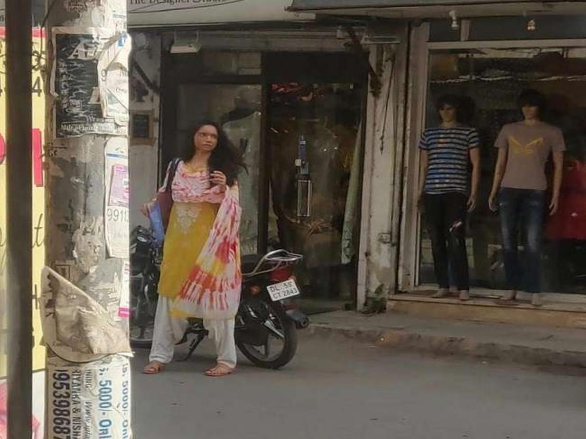 अरे बापरे... 'छपाक' गर्ल दीपिका भररस्तात उभी असूनही कुणीच ओळखलं नाही ...