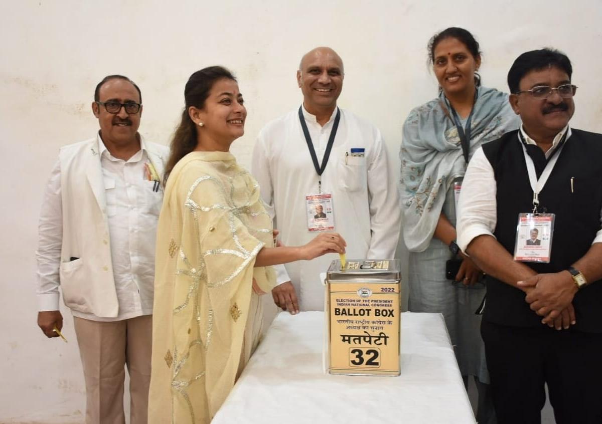 सुशीलकुमार शिंदे, प्रणिती शिंदेसह अन्य काँग्रेस नेत्यांनी केले मुंबईत ...