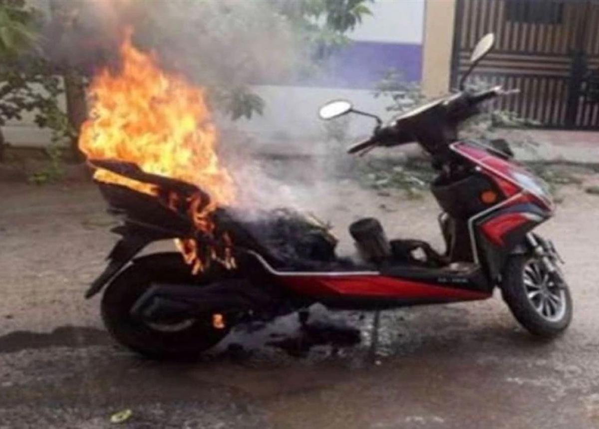 Electric Scooter Fire : फायर स्कूटर… पुन्हा एकदा या कंपनीच्या ...