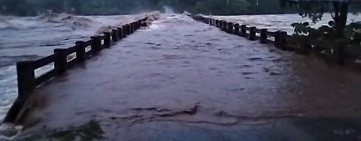 सुरगाणा तालुक्यातील अनेक गावांचा संपर्क तुटला - Marathi News | Many ...