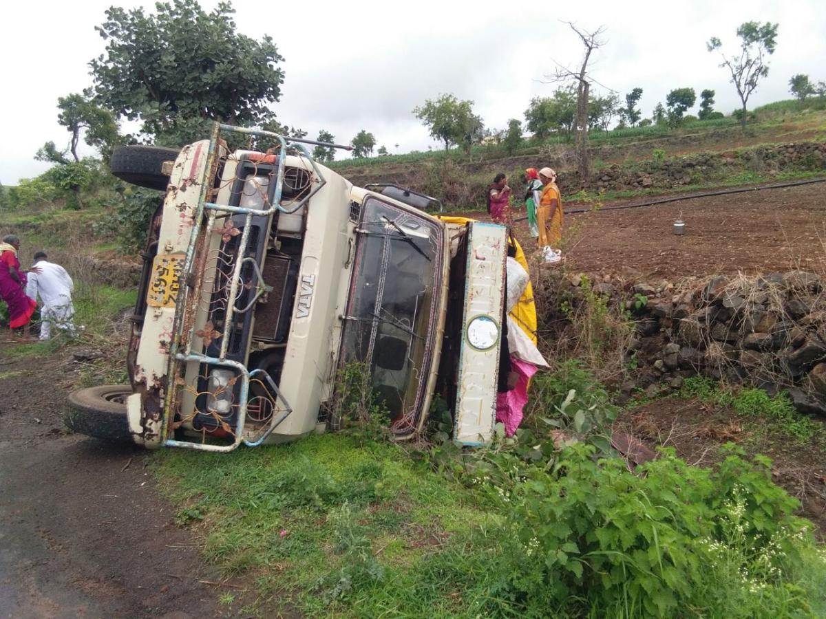 सांगली : वऱ्हाडाचा टेम्पो नाल्यात कोसळला, सुरुलजवळ अपघात : पंधराजण जखमी ...