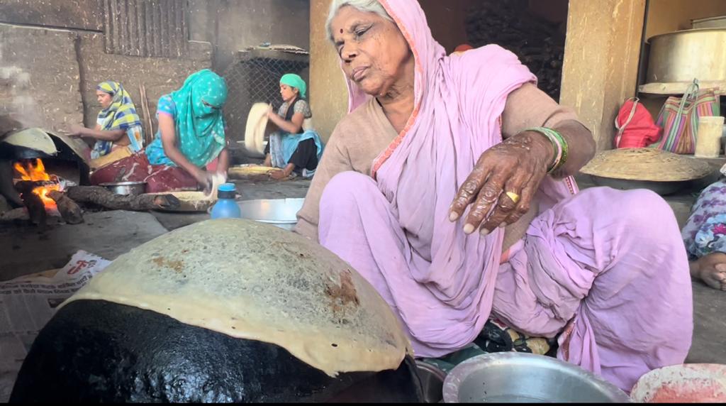 विदर्भातील फेमस 'मटका रोटी' जिची आहे दूरवर ख्याती.. एकदा खाऊन तर बघा ...