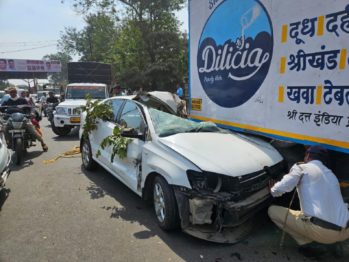 Kolhapur: शाहू नाक्यावर भरधाव कारची दोन वाहनांना धडक; तिघे जखमी ...
