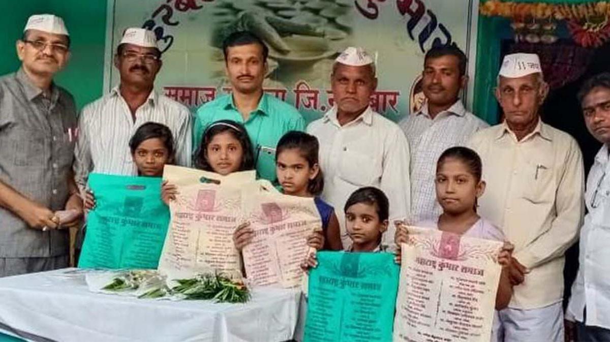 कुंभार समाज संघटनेतर्फे तोरखेडा येथे गणवेश वाटप - Marathi News ...