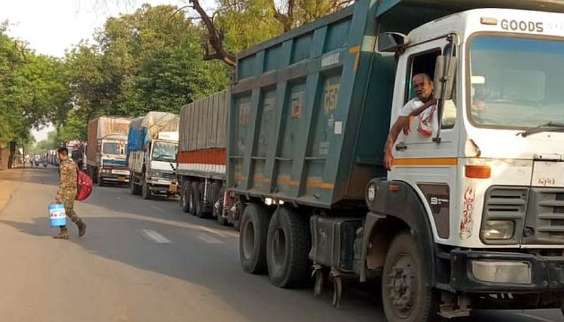 महामार्गावर दररोज वाहतूक कोंडी - Marathi News | Daily traffic jams on ...