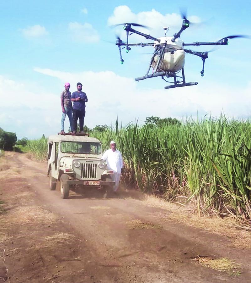 वेगळा प्रयोग; उसाच्या फडावर ड्रोनची भिरभिर; एकरावर आठ मिनिटात फवारणी ...