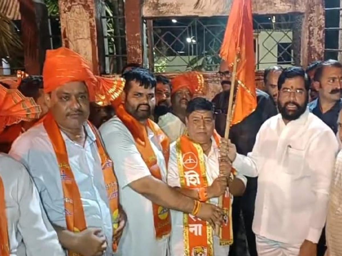 पश्चिम उपनगरात ठाकरे गटाला धक्का; माजी नगरसेवक एकनाथ हुंडारे यांचा ... पश्चिम उपनगरात ठाकरे गटाला धक्का; माजी नगरसेवक एकनाथ हुंडारे यांचा ...