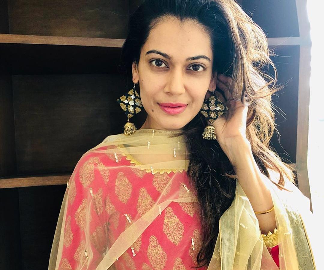 पायल रोहतगी पुन्हा बरळली, शिवाजी महाराजांवर लिहिली वादग्रस्त पोस्ट ...