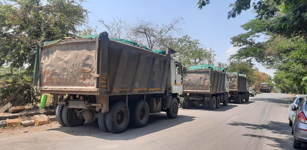 नवी मुंबई : डेब्रिजमाफीयांवर सिडकोची मध्यरात्री धडक, दहा डंपर जप्त Navi ...