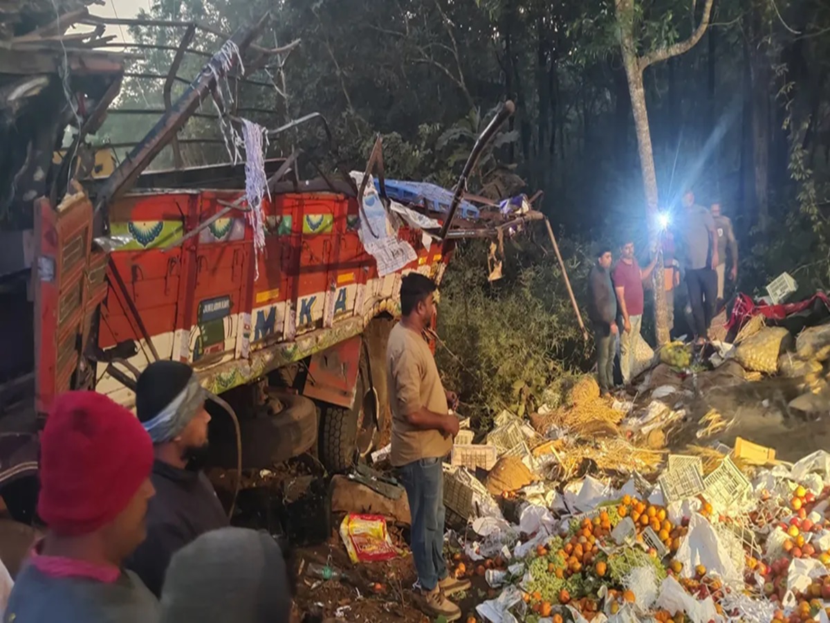 कर्नाटकात ट्रकचा भीषण अपघात; १० जणांचा मृत्यू , १५ जण जखमी - Marathi ...