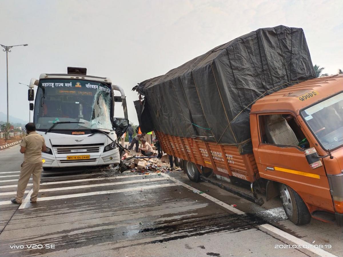 दारुवाहतुक करणाऱ्या टेम्पोला शिवशाही बसची धडक Sindhudurga Marathi News ...