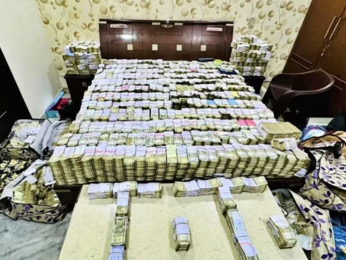 बेडरुममध्ये नोटांचा ढीग, 50 कोटींची रोकड जप्त; IT च्या छापेमारीत सापडलं ...