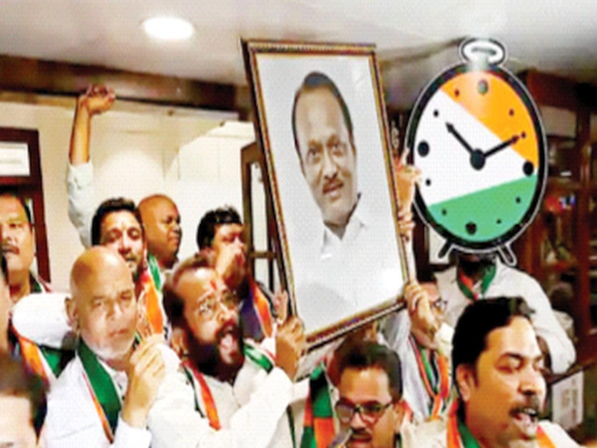 घड्याळात स्वत:ची वेळ शोधताहेत अजित पवार.. - Marathi News | Ajit Pawar ...