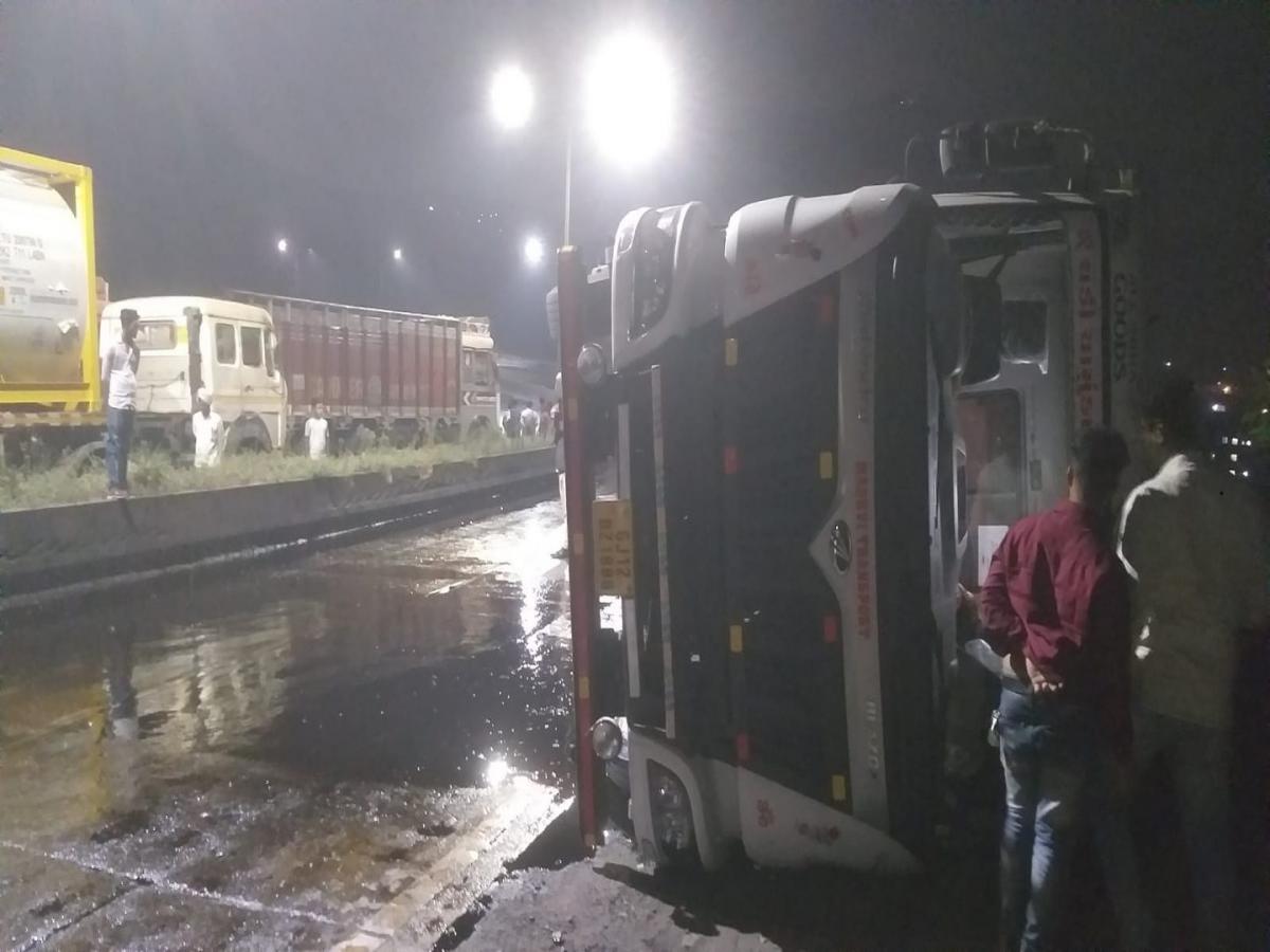 मुंब्रा बायपास रस्त्यावर ऑईल टँकर पलटी; ३ तास वाहतूक कोंडीत प्रवाशांचे ...