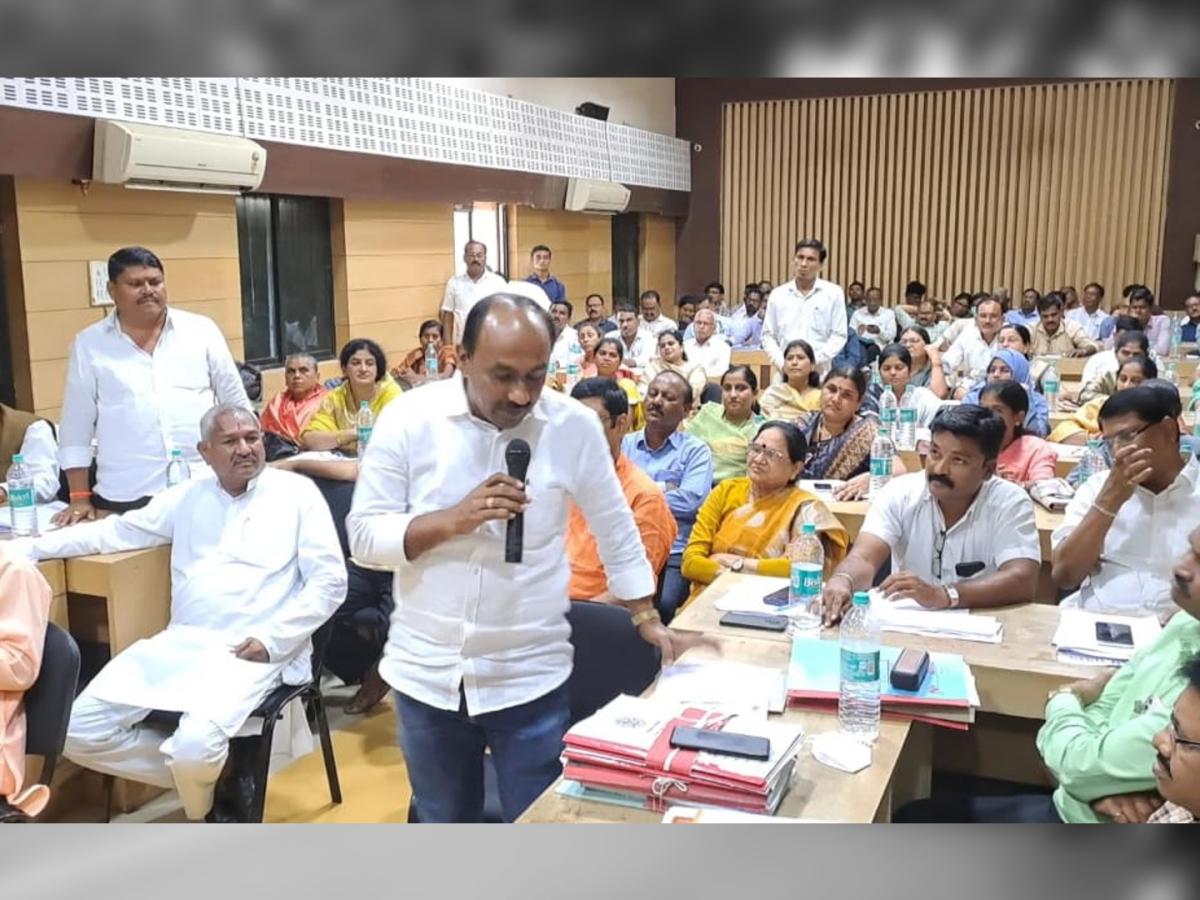 शेतकऱ्यांना सरसकट तातडीने मदत द्या! जिल्हा परिषदेच्या सभेत ठराव मंजूर ...