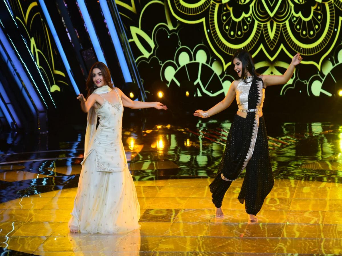 आलिया भटने छोट्या पडद्यावर दिले 'घर मोरे परदेसिया' गाण्यावर नृत्य ...