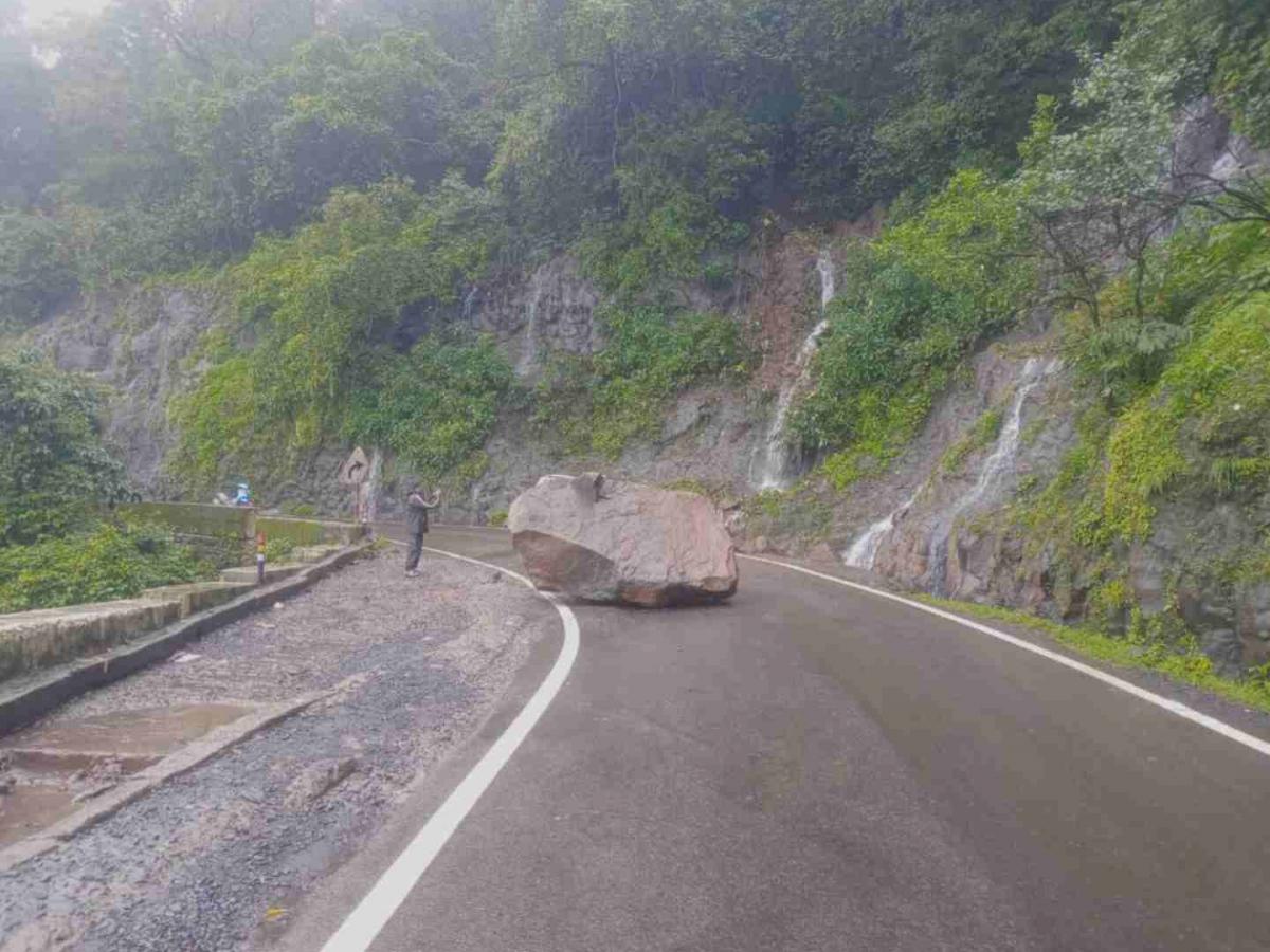 आंबोली घाटात दरड कोसळण्याचे प्रकार सुरूच; पुन्हा मोठा दगड रस्त्यावर ...