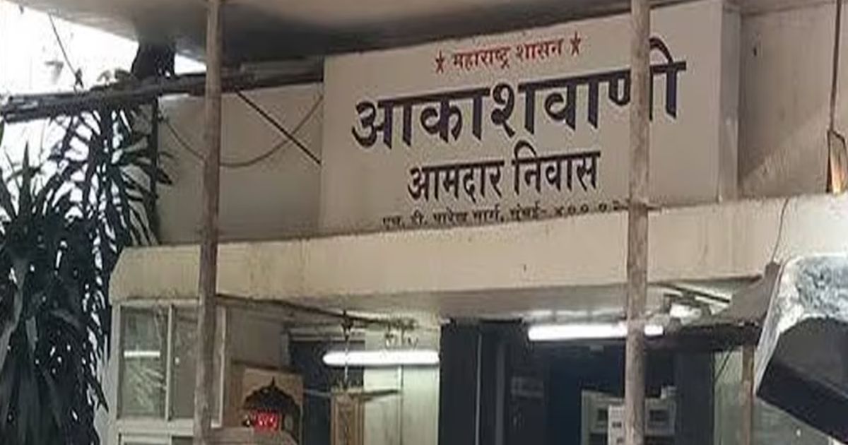 भाजपा नेते विजयकुमार देशमुख यांच्या आमदार निवासमधील खोलीमध्ये एका ...