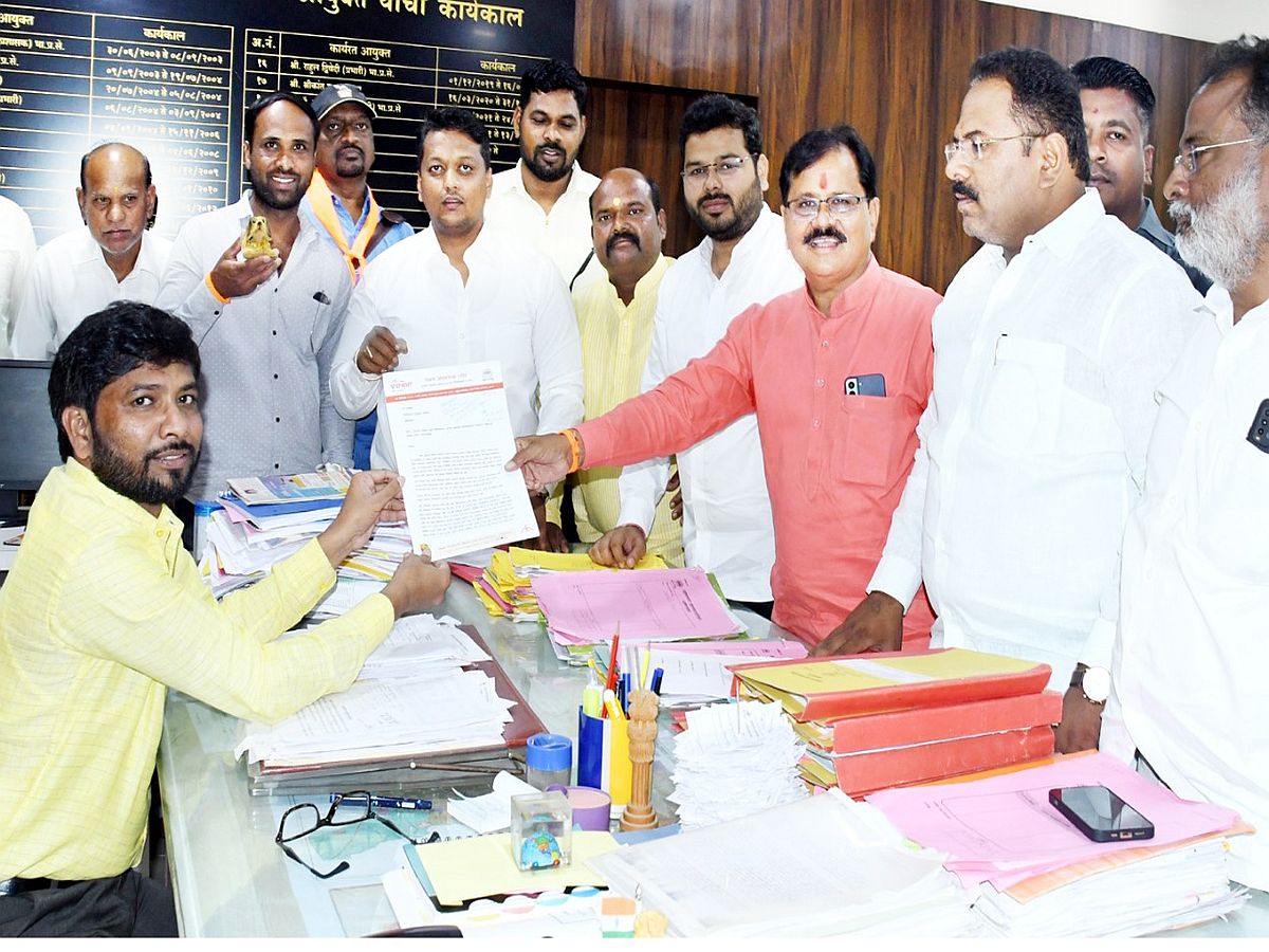 Ahmednagar: अन्यथा तीव्र आंदोलन करून मोकाट कुत्री महापालिकेत बांधले ... Ahmednagar: अन्यथा तीव्र आंदोलन करून मोकाट कुत्री महापालिकेत बांधले ...
