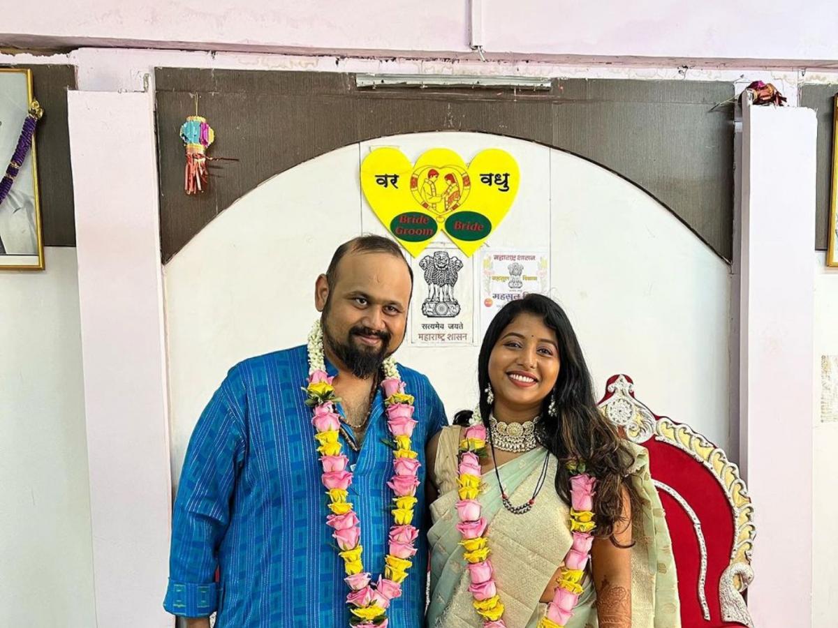 सूर जुळले...! मराठमोळी गायिका आनंदी जोशीनं गायक जसराज जोशीसोबत बांधली ...