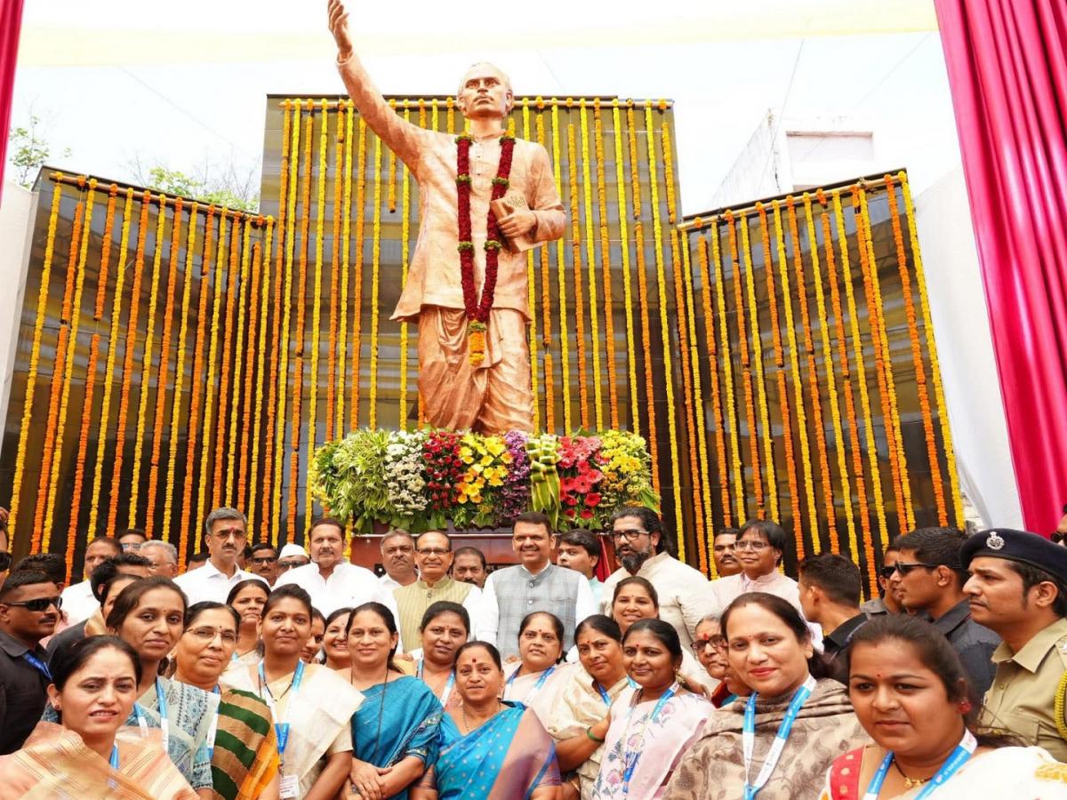 साताऱ्यात अण्णाभाऊ साठे यांच्या पुतळ्याचे मुख्यमंत्र्यांच्या हस्ते ...