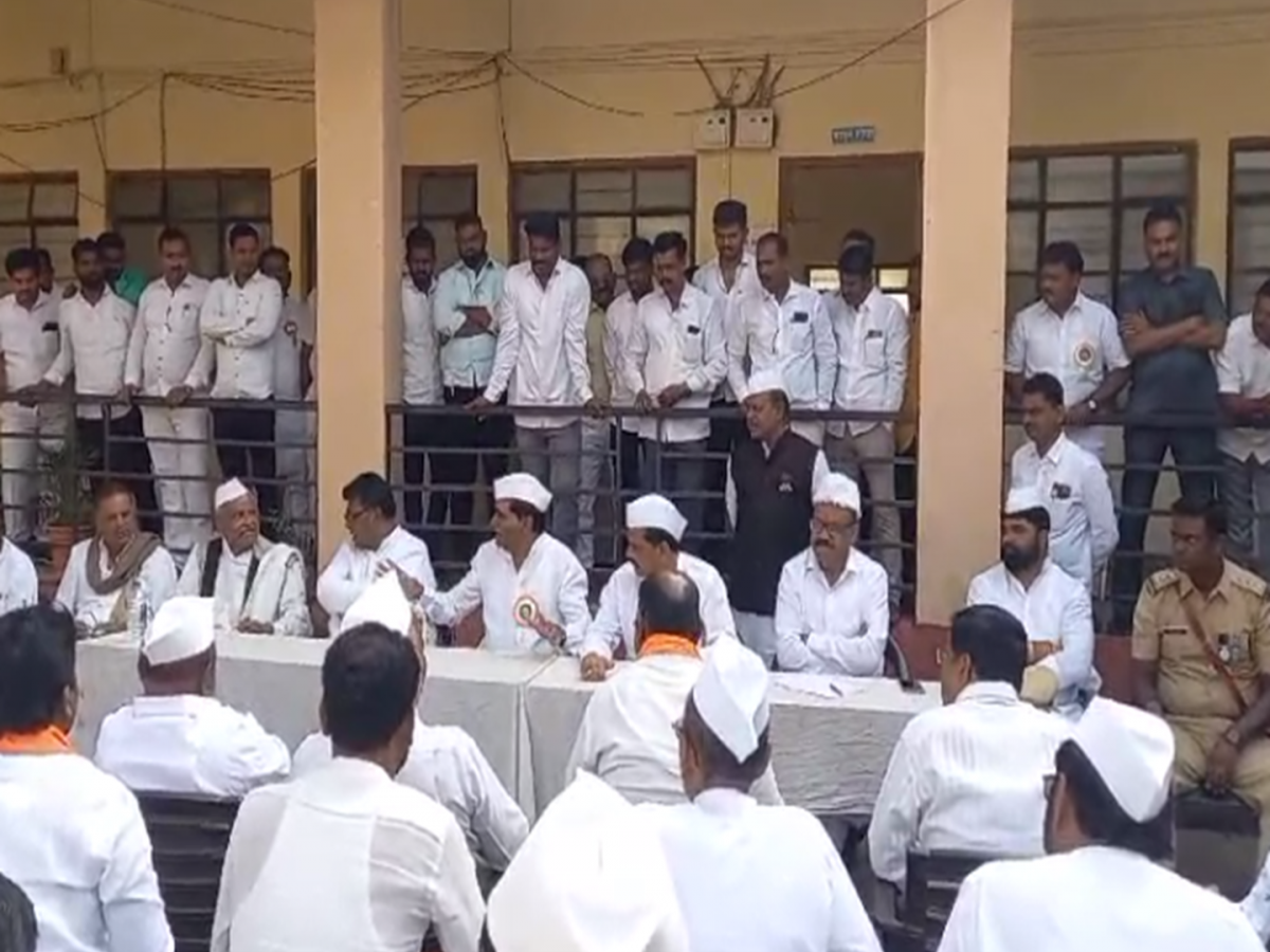 'ह****, अधिकारी-कर्मचारी...'; आष्टीत आजी-माजी आमदारांची बैठकीत खडाजंगी ...