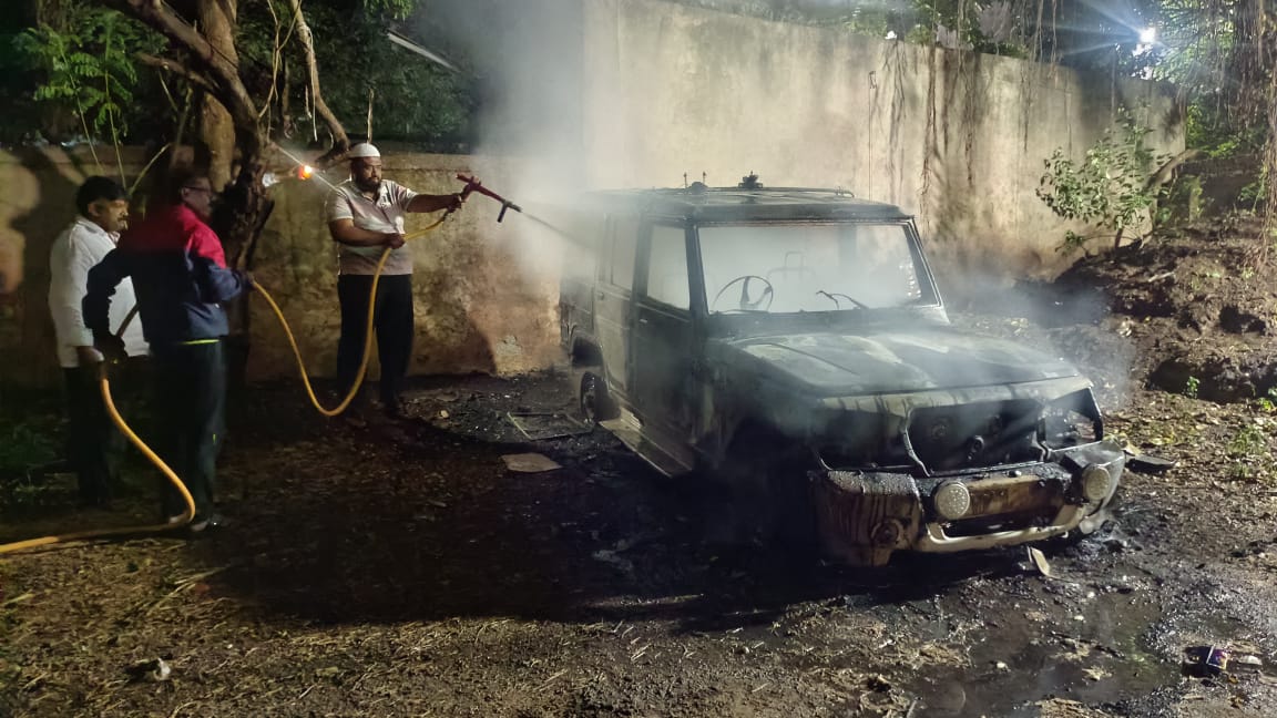 आष्टी तहसिलदारांची गाडी जळून भस्मसात; पहाटे तीन वाजेची घटना Beed ...