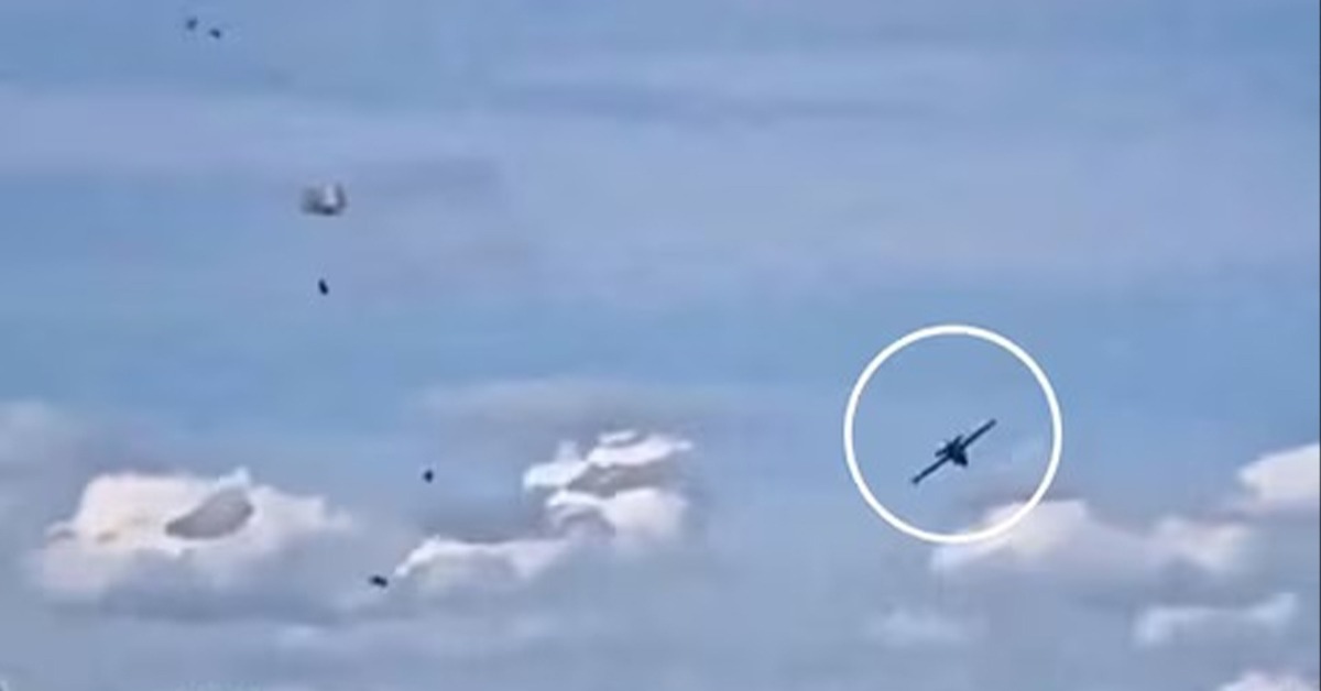 VIDEO: क्रॅश होण्याआधीच प्रवाशांनी विमानातून मारल्या उड्या आणि मग ...