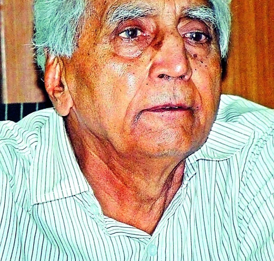 डॉ. बाबा आढाव- अखंड झुंज.. - Marathi News | Dr. Baba Adhav- The leader ...