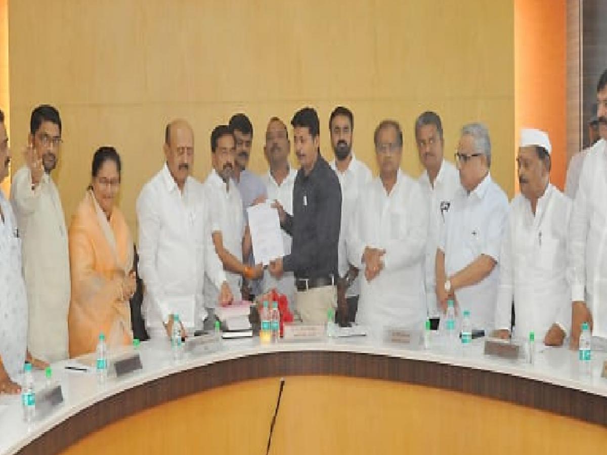 सांगली जिल्हा बँकेच्या संचालकपदी अमोल बाबर यांची बिनविरोध निवड Sangli ...