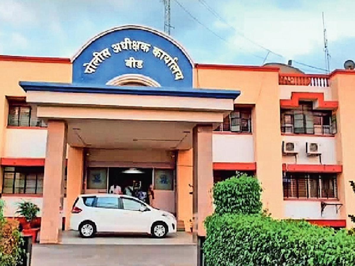 बीडमध्ये काय चाललंय? चक्क एसपी ऑफिसमधून पोलिसानेच चोरल्या १० बॅटऱ्या ...