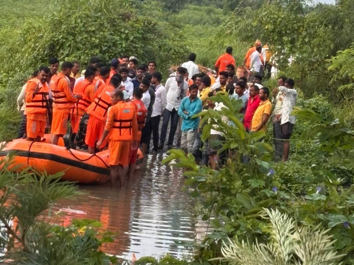 Beed: माजलगाव तालुक्यात अनेक गावे पाण्याखाली, एनडीआरएफने केली गर्भवतीची सुटका Beed Marathi News ...