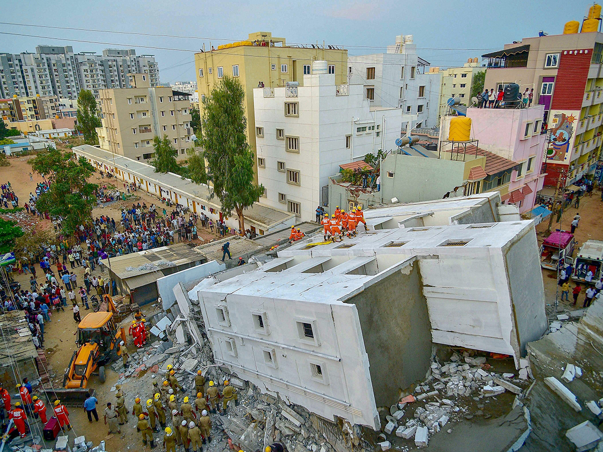 बंगळुरूमध्ये पत्त्यांप्रमाणे कोसळली इमारत - Marathi News | five storey ...