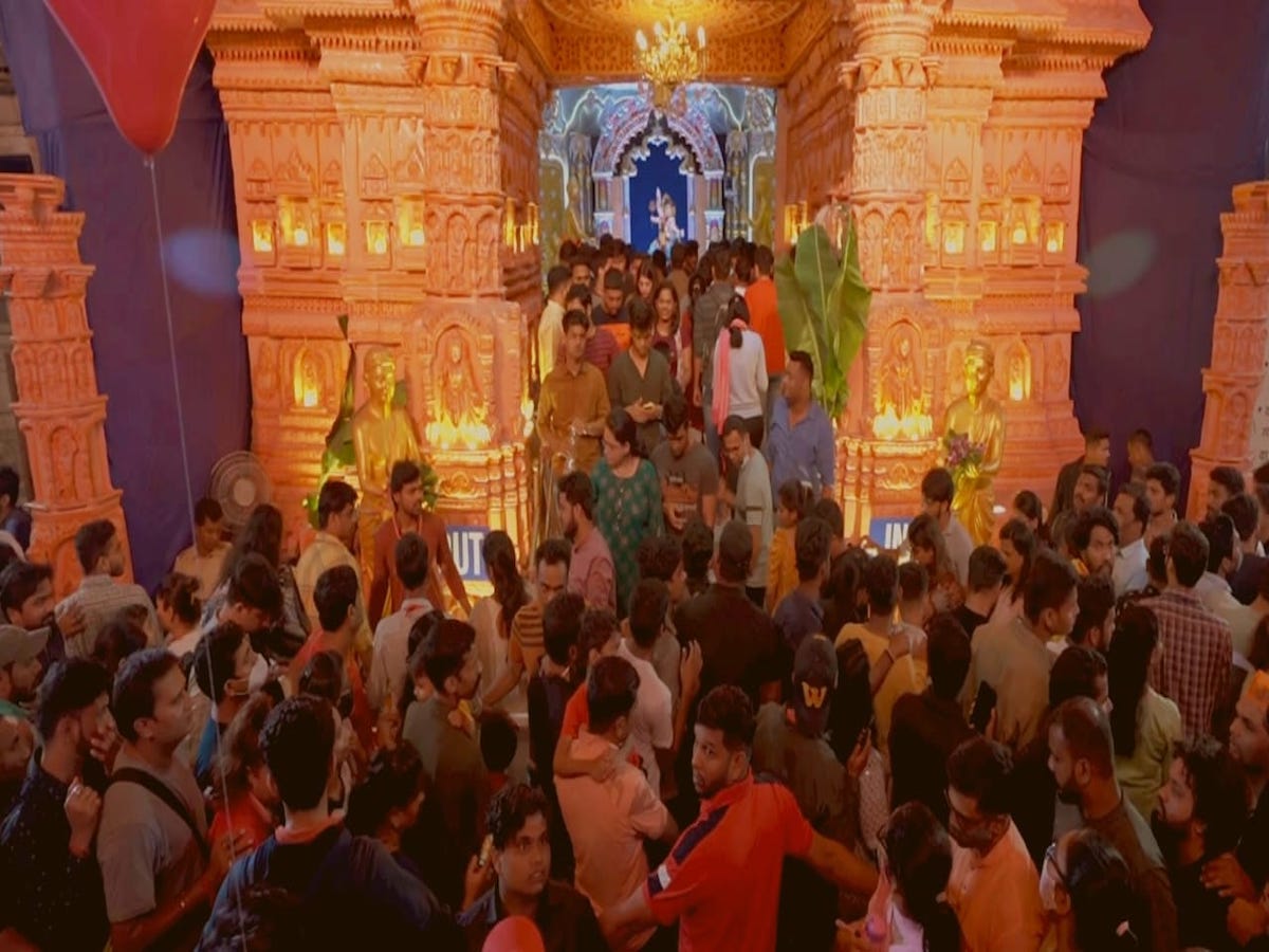 भाऊ रंगारी गणपती बाप्पाचरणी अलोट गर्दी, बाप्पाची मूर्ती ठरतेय ...