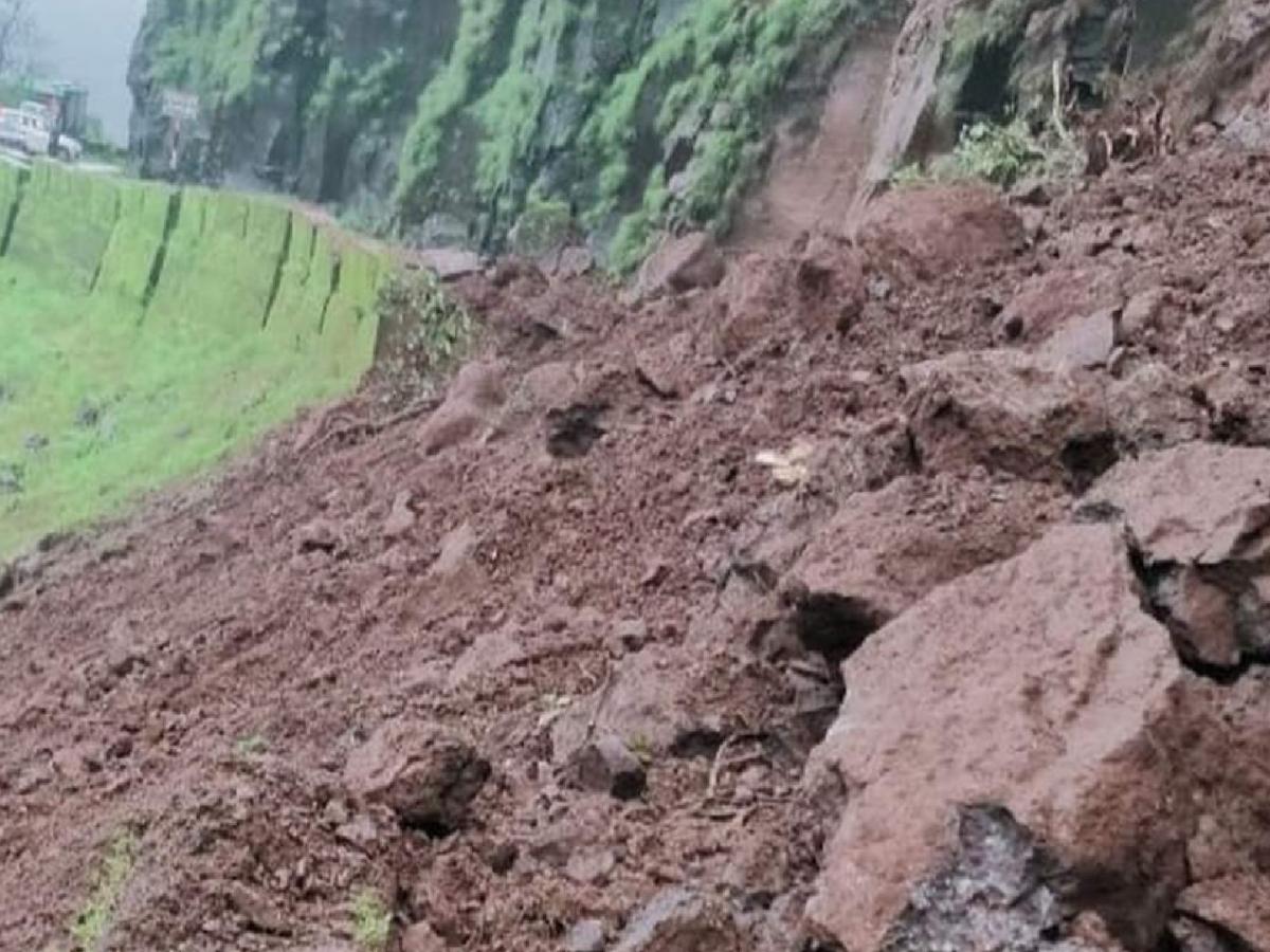 Sindhudurg: भुईबावडा घाटात दरडी कोसळल्या, पावसाचा जोर कमी झाल्यानंतर ...