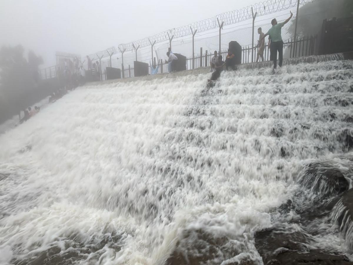 Bhushi Dam Lonavala: भुशी धरण ओव्हर फ्लो! १५ दिवस अगोदरच ओसंडून वाहू ...