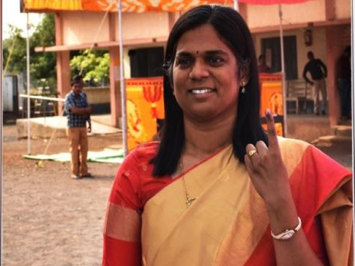 वाशिम जिल्हाधिकारी बुवनेश्वरी एस यांनी बजावला मतदानाचा हक्क Vashim Marathi News | Washim ...