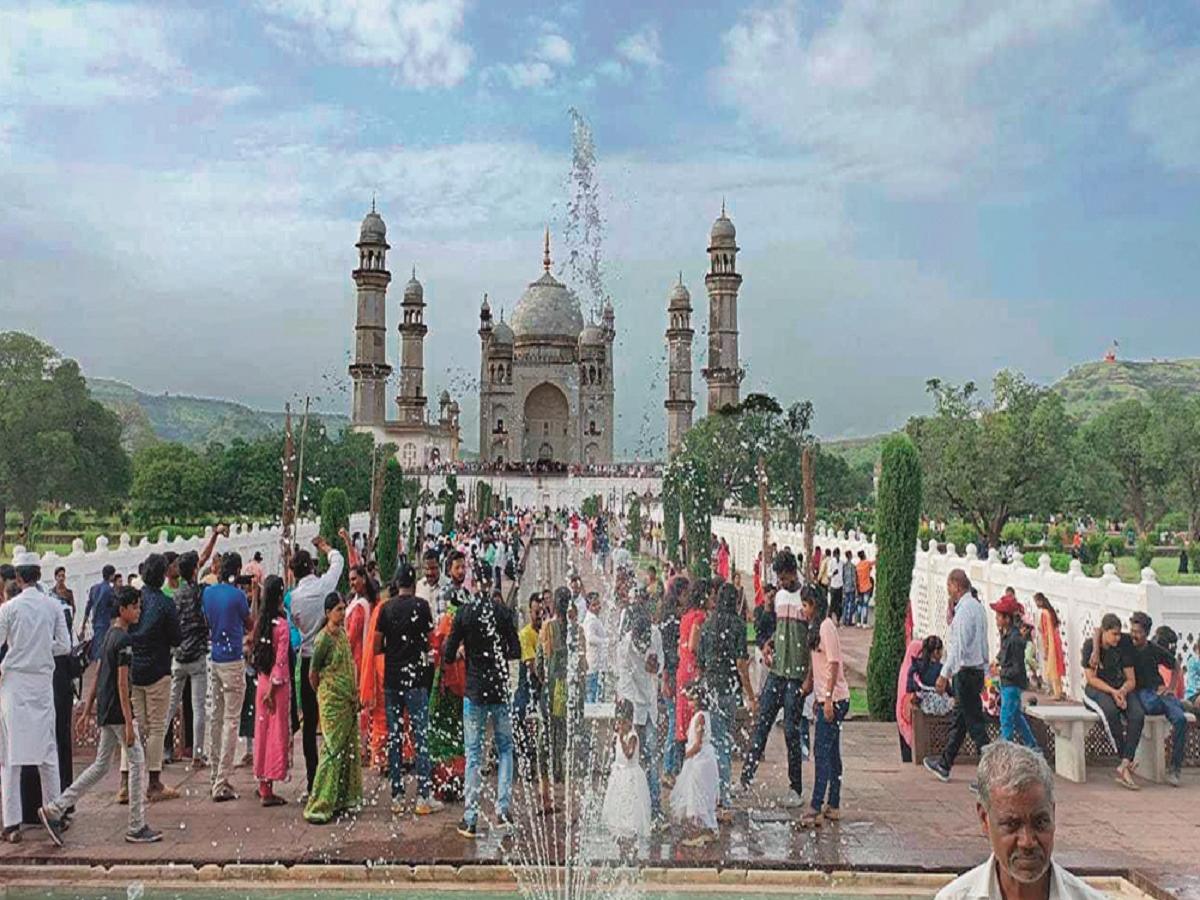 अहो, ‘दख्खन का ताज’ पाहण्यासाठी ‘वेटिंग’; स्वातंत्र्यदिनी पर्यटकांच्या ...