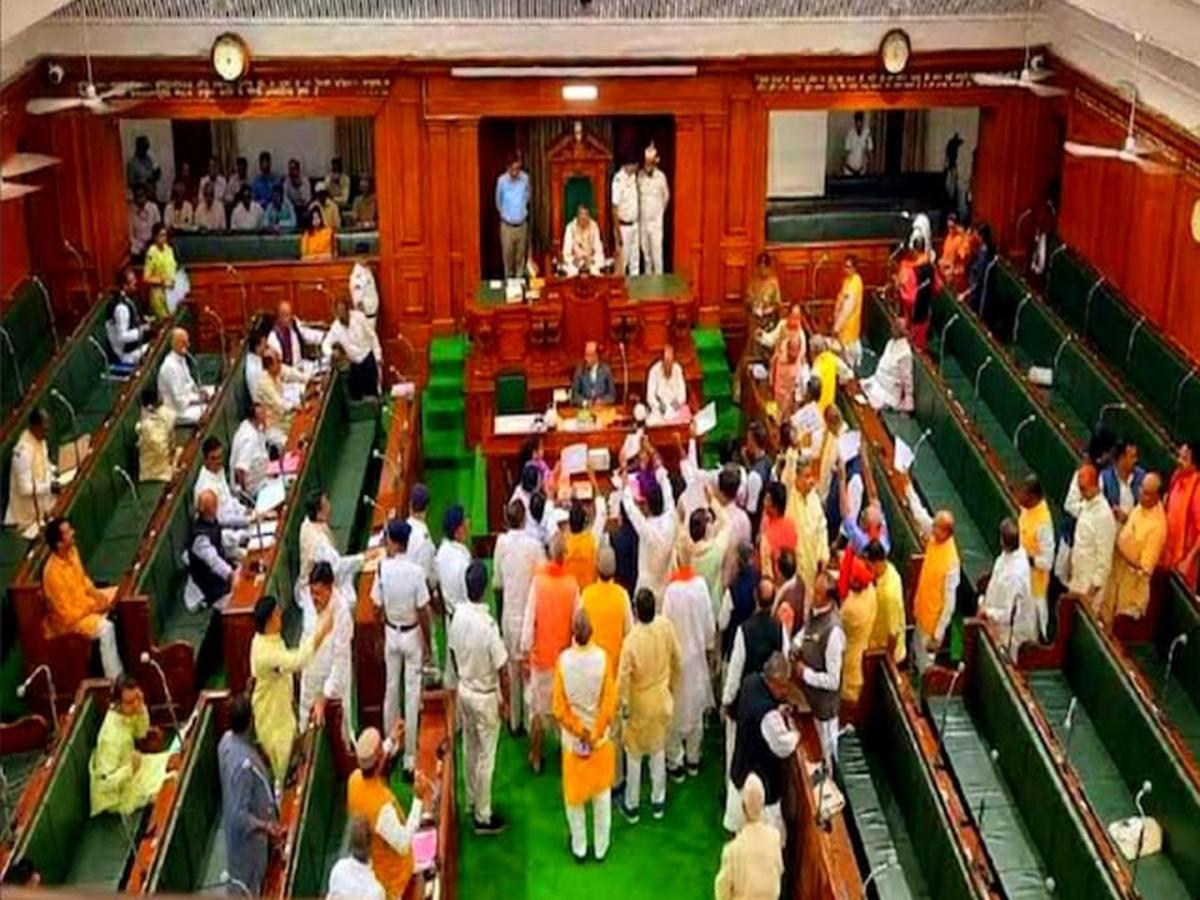 बिहारच्या विधानसभेत तुफान राडा, आरजेडीचे आमदार आणि मार्शलमध्ये धक्काबुक्की - Marathi News ...
