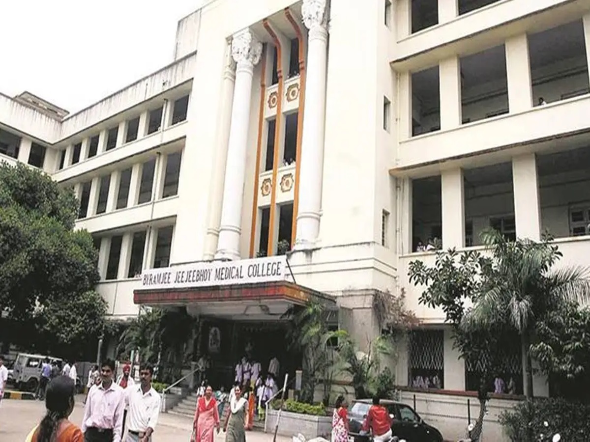 पुण्यातील बीजे वैदयकीय महाविदयालयात दाेन महिला निवासी डाॅक्टरांवर रॅगिंग, चाैकशी सुरू Pune ...