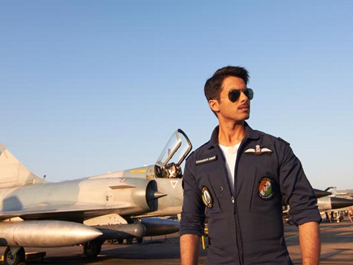 विमानही उडवू शकतात बॉलिवूडचे 'हे' तारे, एकापेक्षा एक आहेत सारे ...