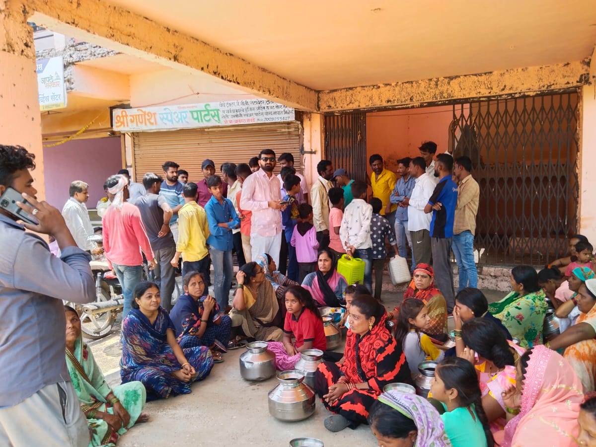 पाण्यासाठी महिलांचा एल्गार, ग्रामपंचायतीत धडकला घागर मोर्चा Buldhana ...