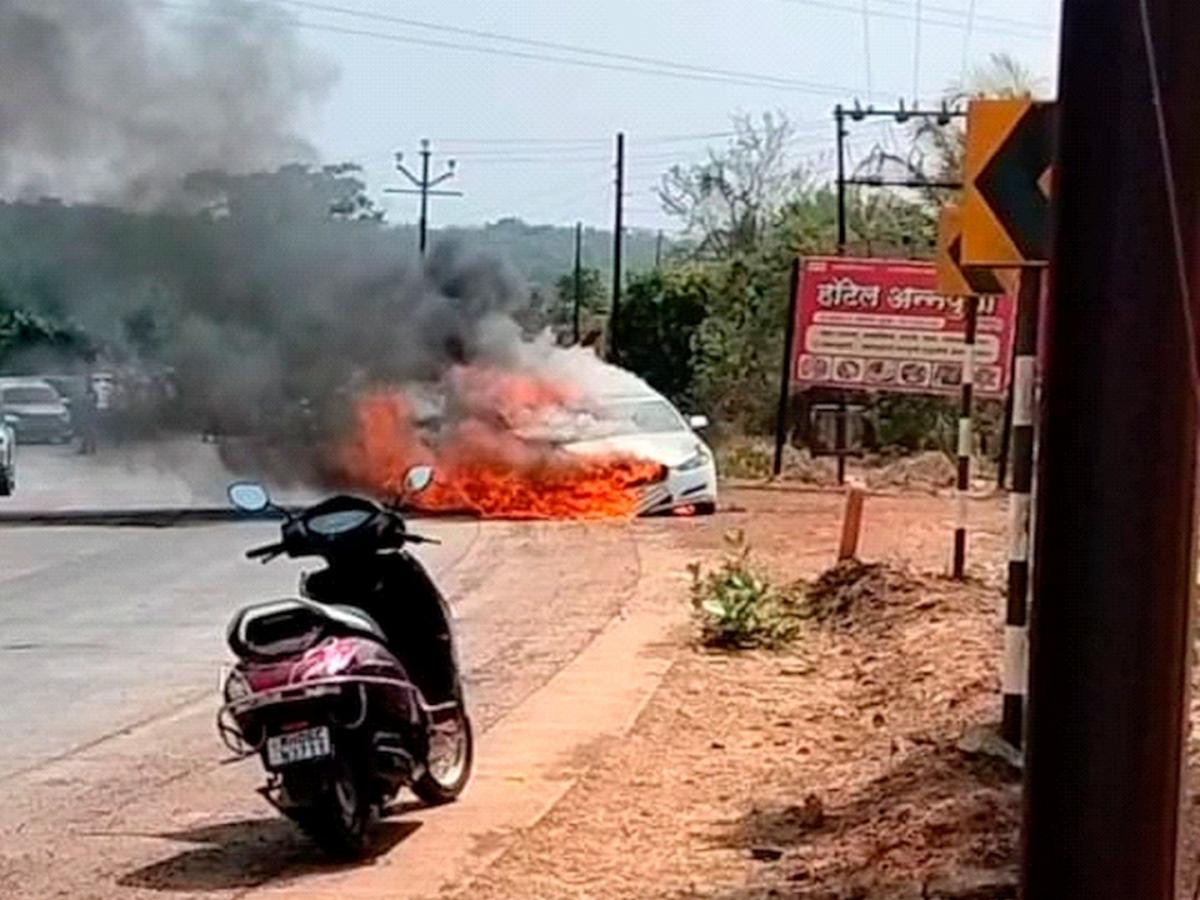 म्हसळ्यात बर्निंग कारचा थरार, पाच मिनिटांत कार जळून खाक - Marathi News ...