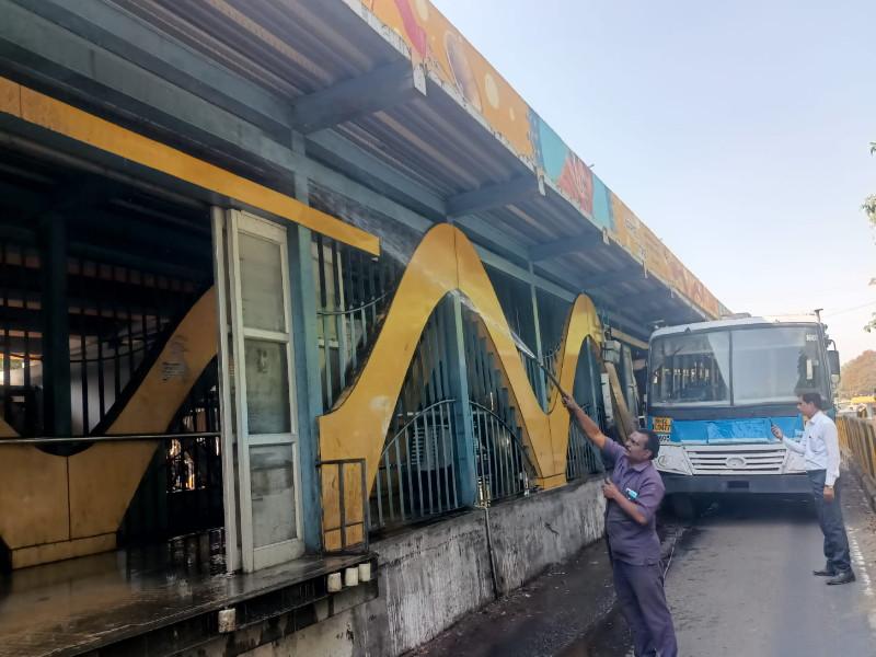 बसस्टॉप स्वच्छ करण्याची नवी आयडिया; पीएमपीच्या फिटरने बनवलं थेट फिरतं ...