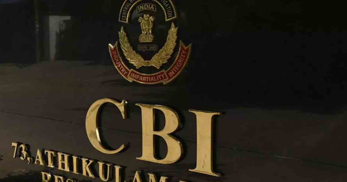 पेटीतून पेपर चाेरणारा इंजिनीअर अटकेत; सीबीआयची झारखंडमध्ये कारवाई - Marathi News | Engineer ...