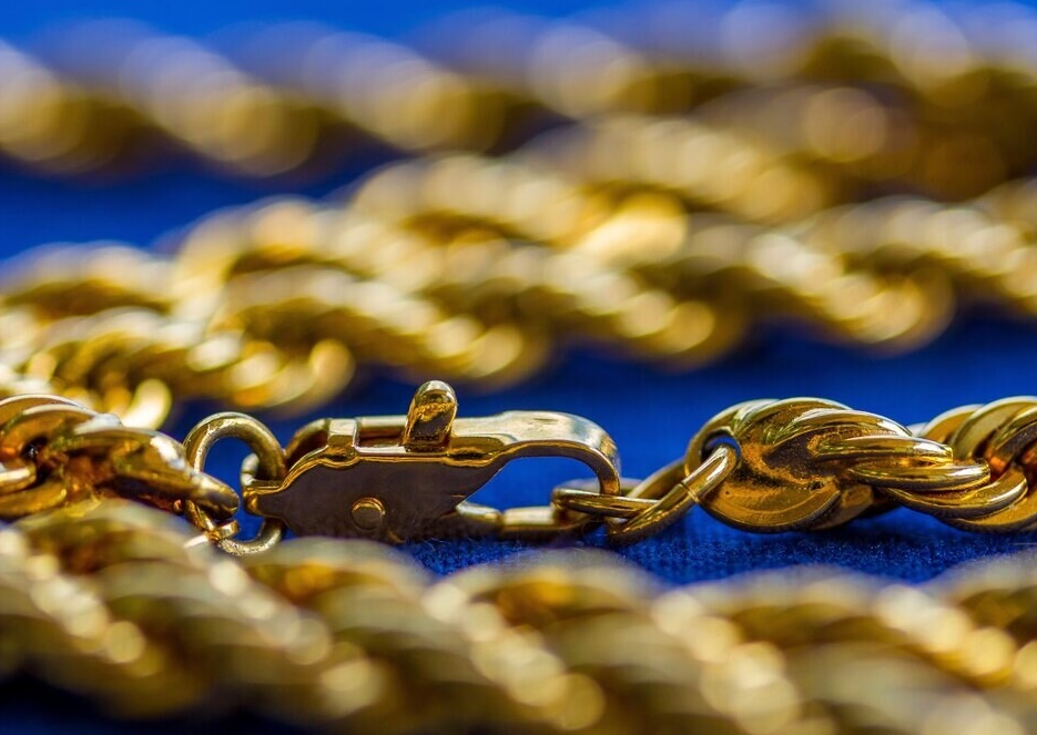 भांडण सोडविण्यासाठी आलेल्या तरुणाची चेन हिसकाविली - Marathi News | The ...