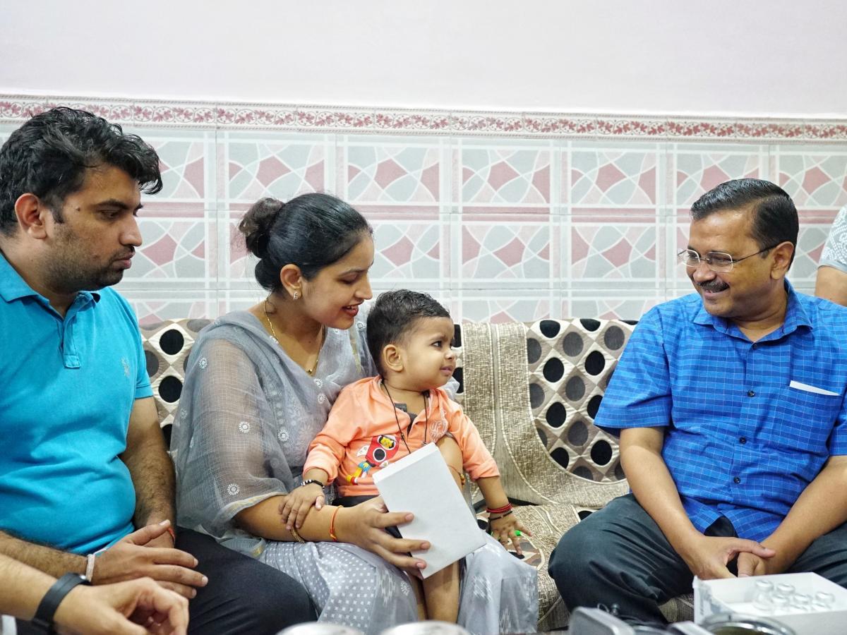 Video: 17.5 कोटींचं इंजेक्शन; चिमुकल्या कनवची CM केजरीवालांनी घेतली भेट ...